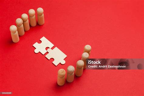 빨간 배경에 Pazzles와 나무 그림입니다 비즈니스 맨 협력 및 거래 개념 간의 계약 성공적인 계약 0명에 대한 스톡 사진 및 기타 이미지 Istock