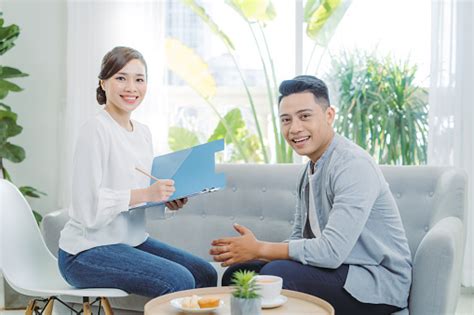 심리학자는 그녀의 환자를 듣고 노트 정신 건강 및 상담 개념을 적어 2명에 대한 스톡 사진 및 기타 이미지 2명 건강 진단 건강관리와 의술 Istock