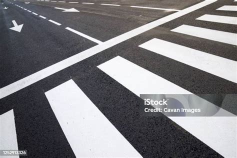 스페인의 바닥에 그려진 화살표 방향 신호와 얼룩말 횡단 0명에 대한 스톡 사진 및 기타 이미지 0명 개념 개념과 주제 Istock