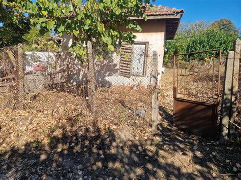 Продавам два парцела Едноетажна къща 55 кв м РЗП 1000 кв м двор Къщи Вили Бахчите Лом