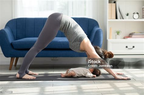 요가를 하는 웰니스 아시아 여성 엄마의 옆모습 아늑한 집에서 아기와 함께 아래쪽을 향한 개 행복한 건강한 엄마 요가 운동 신생아