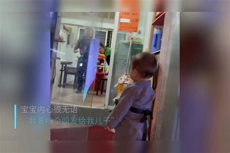 女子偷带宝宝回老家，结果没被认出，一个觉得像一个要拍照