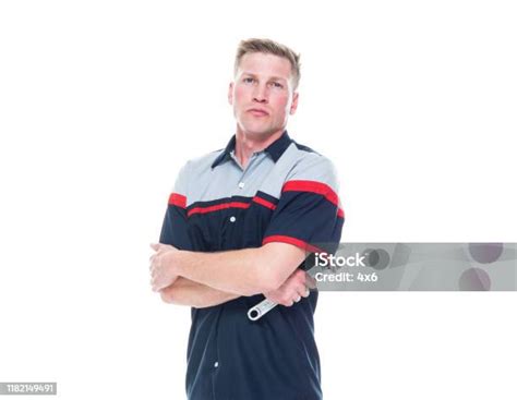 2029세의 어른 잘생긴 남녀 남성 정비사 기계공 수동 작업자 수리공 의 1인 정면 허리까지 흰색 배경 에 서 유니폼을 입고
