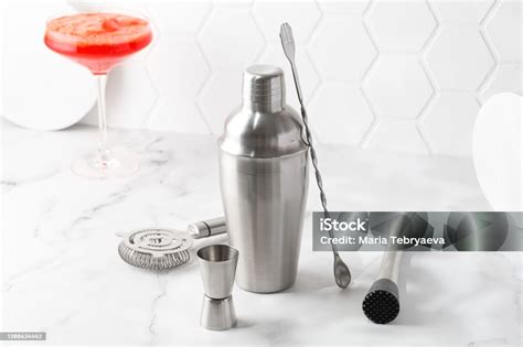 칵테일 장비 바텐더 바텐더 도구 세트 셰이커 흰색 배경에 여과기 오렌지 코크테일 칵테일 쉐이커에 대한 스톡 사진 및 기타 이미지 칵테일 쉐이커 칵테일 개체 그룹