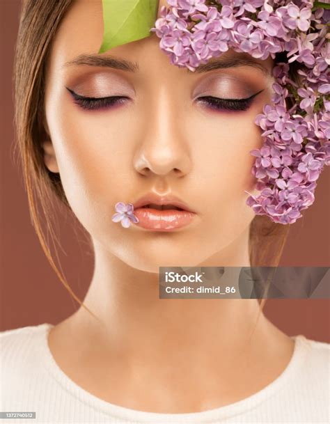 건강한 깨끗한 피부와 아름다운 메이크업을 가진 매력적인 소녀의 초상화 미용 미용 및 메이크업 컨셉 수수꽃다리속에 대한 스톡 사진 및 기타 이미지 Istock