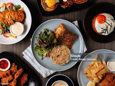 아침 패스트 푸드 테이블 팬 프라이드 와일드 대구 생선 김치 볶음밥 윙 징 피쉬 앤 칩스 캐러멜 라떼 계란 블랙스톤 최고급 음식 싱가포르에 대한 스톡 사진 및 기타 이미지