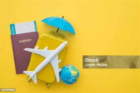 파란 우산은 비행기 여권 비행기 표 여행 가방 여행자를 노란색 배경에 덮는다 0명에 대한 스톡 사진 및 기타 이미지 0명 가방 개념 Istock
