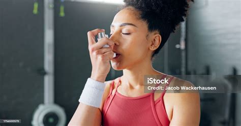 여성 천식 흡입기 및 체육관에서의 피트니스 운동 후 약과 함께 건강과 웰빙 폐 흉부 완화 및 건강 관리 훈련 및 처방약 제품 운동 중 공격 천식 흡입기에 대한 스톡 사진 및