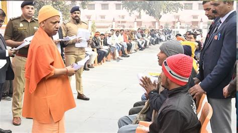 In Gorakhpur Janata Darshan Cm Listened To The Problems Of 500 People