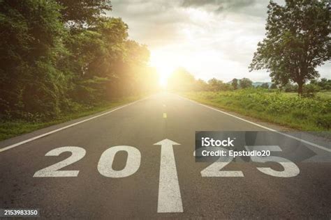 2025년 새해 또는 간단한 개념 해질녘 아스팔트 도로 한복판에 쓰여진 텍스트 2025 계획 도전 사업 전략 기회 희망 새로운 생활 변화의 개념 2025년에 대한 스톡 사진