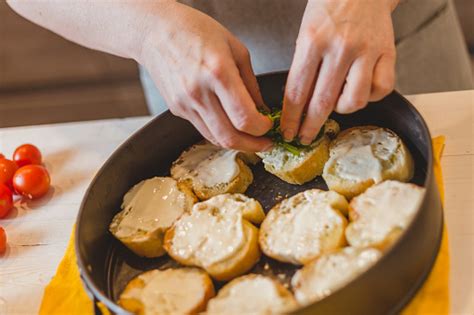 주부의 근접 촬영 프라이팬 만들기 간식에 바게트 피스를 튀김타파스와 샌드위치 건강한 생활방식에 대한 스톡 사진 및 기타 이미지 건강한 생활방식 굽기 마늘 Istock