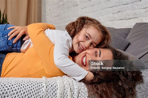 젊은 어머니와 딸의 사랑 그들은 집에서 침대에 누워 재미를 2명에 대한 스톡 사진 및 기타 이미지 2명 가정의 방 가족 Istock