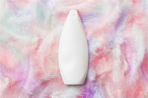 스파 화장품 크림 병 브랜딩 모형 깃털 배경이있는 상단보기 플랫 레이 0명에 대한 스톡 사진 및 기타 이미지 0명 개념