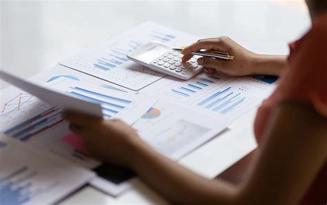 계산기를 사용하여 사무실 사무실에서 일하는 회계사가 숫자를 계산하고 감사합니다 재무 회계 개념 계획에 대한 스톡 사진 및 기타 이미지 Istock