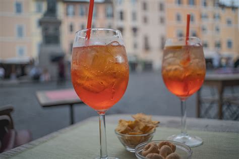 이탈리아 로마 바에서 칵테일 오렌지의 유리 응원 하는 두 사람의 관점 유럽 레스토랑에 대한 스톡 사진 및 기타 이미지 레스토랑 로마 이탈리아 20 29세 Istock