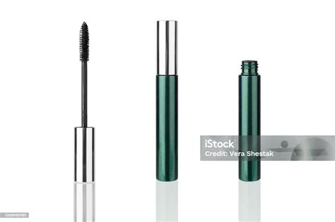 오픈 및 폐쇄 마스카라 튜브 브러시 화이트 배경 거울 반사 고립 된 클로즈업 눈 마스카라 용기 속눈썹 어플리케이터 스틱 패키지