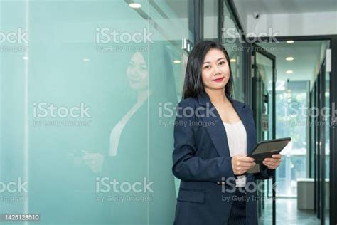 디지털 태블릿을 들고 카메라를 바라보는 매력적인 사업가 한 명의 여자만에 대한 스톡 사진 및 기타 이미지 한 명의 여자만 검은색 취업 면접 Istock