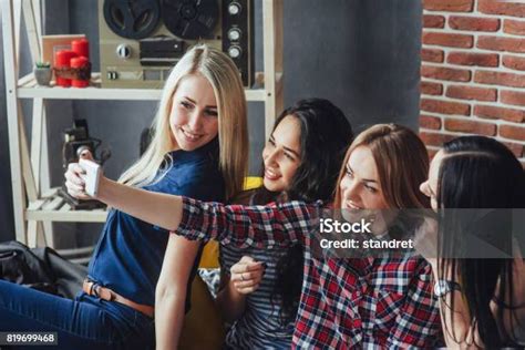 4 아름 다운 젊은 여 자가 함께 재미 포즈 감정적인 생활 사람들 개념 친구 여자 베스트 카페에서 Selfie를 하 고 갈색 머리에 대한 스톡 사진 및 기타 이미지 Istock