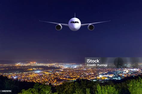 비행기로 야간 여행 여객기는 승객과 항공화물을 운송하기 위한 일종의 항공기입니다 이러한 항공기는 항공사가 가장 자주 운항합니다 부르사에 대한 스톡 사진 및 기타 이미지