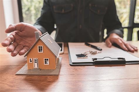 에이전트 및 고객과의 자동차 및 주택 모델 구매 계약에 대 한 논의 보험 또는 대출 부동산 또는 부동산 배경을 얻을 개념에 대한 스톡 사진 및 기타 이미지 Istock