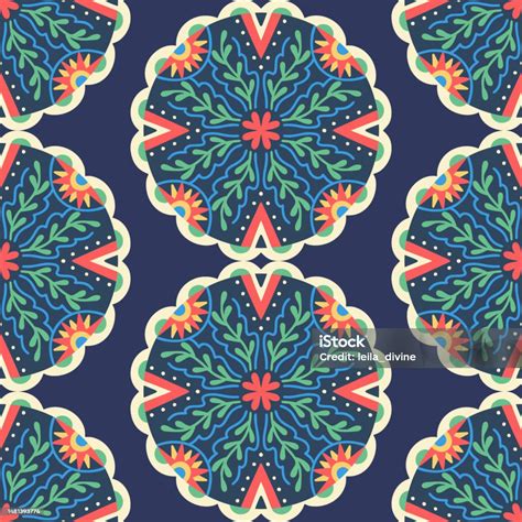 만다라와 매끄러운 패턴 추상적 인 꽃 식물 및 삼각형 형태의 기하학적 요소의 둥근 대칭 장식 장식 멕시코 민속 스타일 공휴일에