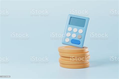 파란색 배경에 동전을 쌓는 최소한의 스타일의 수학 금융 계산기 사업 투자 예산 균형 소득세 경제 분석 돈 절약 회계 업무 개념 3d 렌더링 3차원 형태에 대한 스톡 사진 및