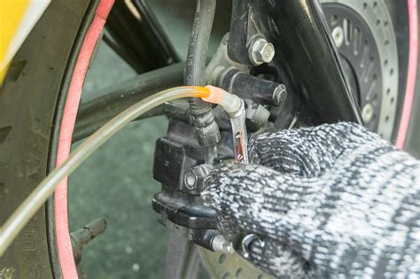 오토바이 유지 보수 서비스 8mm를 사용합니다 브레이크 유체를 변경하는 렌치 자동 정비사 점검 및 유지 보수 오토바이 브레이크 시스템 검사 보기에 대한 스톡 사진 및 기타