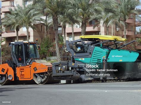 아스팔트 포장 트럭 및 압축기 포장 재료 는 아스팔트 콘크리트를 깔기 위해 사용되는 건설 장비입니다 거리에 대한 스톡 사진 및 기타 이미지 Istock