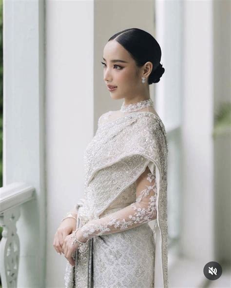 ม ล สิริสมร สวัสดิวัตน์ เข้ารับพระราชทานน้ำสังข์ข้างที่จากกรมสมเด็จพระเทพรัตนราชสุดาฯ