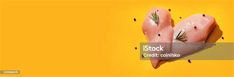 노란 배경에 향신료와 허브와 신선한 닭 가슴살 배너 하트 모양의 치킨 필레 요리 트렌디 한 그림자에 대한 준비 0명에 대한 스톡 사진 및 기타 이미지 Istock