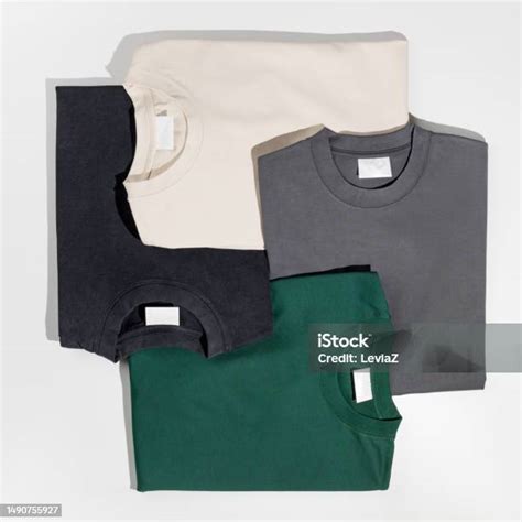일반 티셔츠는 빈 라벨이 붙은 다양한 색상입니다 흰색 배경에 격리된 티셔츠 로고를 위한 공간입니다 모형 T 셔츠에 대한 스톡 사진 및 기타 이미지 Istock