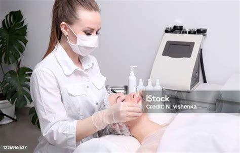 젊은 여자는 미용실에서 미용사에서 약속 미용 스킨 케어 얼굴과 몸의 개념 2명에 대한 스톡 사진 및 기타 이미지 2명 고객 눈 신체 부분 Istock