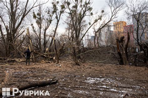Наслідки падіння уламків ракети в Голосіївському районі Києва ФОТО Рубрика