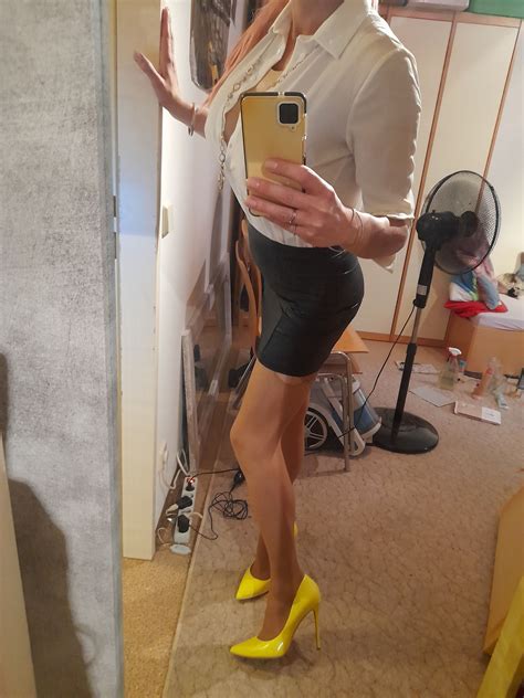 Secretary Dressing In Yellow High Heels Photo 5