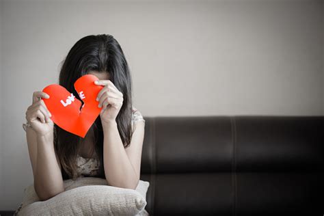 여자 사랑 텍스트와 함께 빨간색 실의 들고입니다 발렌타인 데이 개념입니다 깨짐에 대한 스톡 사진 및 기타 이미지 깨짐 빨강 슬픔 Istock