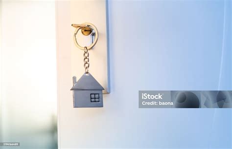 열쇠로 문과 문 손잡이를 열고 집 모양의 은색 열쇠 고리를 엽니다 0명에 대한 스톡 사진 및 기타 이미지 0명 가정 생활 개념 Istock