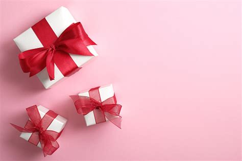 파스텔 핑크 배경에 빨간색 리본 활 흰색 선물 상자입니다 세인트 발렌타인 데이 서프라이즈 사랑 개념 플랫 레이 상단 보기 0명에 대한 스톡 사진 및 기타 이미지 Istock