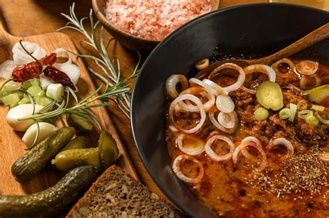 전통적인 헝가리 산 쇠고기 스튜 양파와 마늘을 곁들인 굴라쉬 매운 음식 건강한 생활방식에 대한 스톡 사진 및 기타 이미지 건강한 생활방식 건강한 식생활 고기 Istock