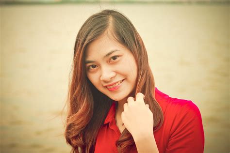 배경 화면 얼굴 모델 초상화 긴 머리 뷰어를보고 빨간 아시아 사람 사진술 웃고있는 감정 피부 색깔 소녀 아름다움 미소 눈 여자 손 레이디