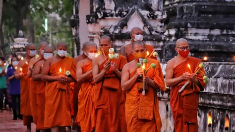 ชาวพุทธร่วมพิธีเวียนเทียนถวายเป็นพุทธบูชาเนื่องในวันมาฆบูชา