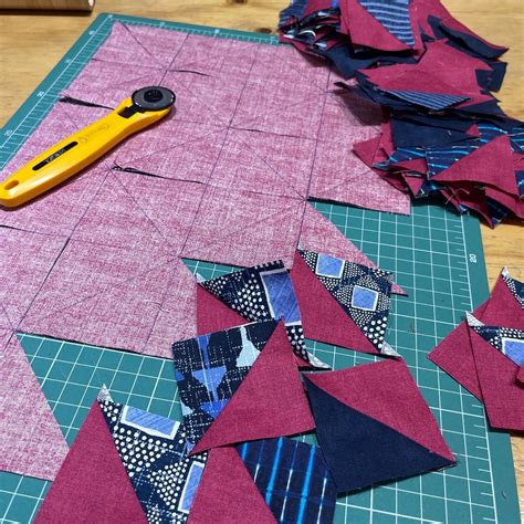 그린퀼트 ⛈ 며칠째 정말 비가 많이 오기에 종일 삼각패치워크를 했네요~~~ 뭐가 만들어질까요ㅎㅎ