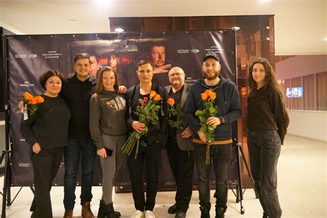 Смех до слёз гордость за латгальцев и аплодисменты в кино как прошёл показ сериала Fati