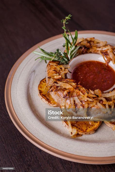 칠리 소스를 곁들인 감자 조각에 튀긴 양파를 곁들인 구운 돼지 고기 소시지 나무 배경입니다 고기에 대한 스톡 사진 및 기타 이미지 Istock