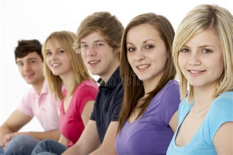 Studio De Groupe D Amis D Adolescent Photo Stock Image Du Vieux