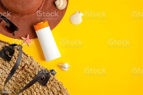 노란색 배경에 평면 누워 선스크린 크림 병 여성 모자 비치 백과 조개 여름 휴가 개념에 자외선 차단 0명에 대한 스톡 사진 및 기타 이미지 Istock