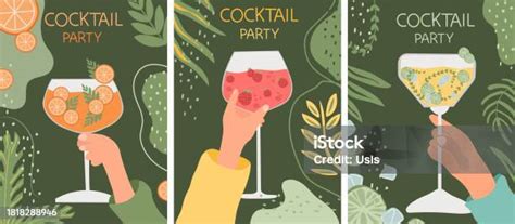 플랫 디자인의 모듬 칵테일의 벡터 세트입니다 컬렉션에는 메뉴에 맞는 다양한 잔에 담긴 클래식 음료가 포함되어 있습니다 휴일 축하를 위해 무알코올 음료와 알코올 음료를 모두