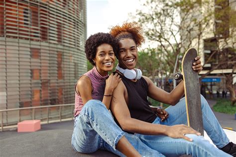 도시에서 놀고 있는 젊은 아프리카계 미국인 도시 부부의 초상화 스케이트보드에 대한 스톡 사진 및 기타 이미지 스케이트보드 스케이트보드 타기 안기 Istock