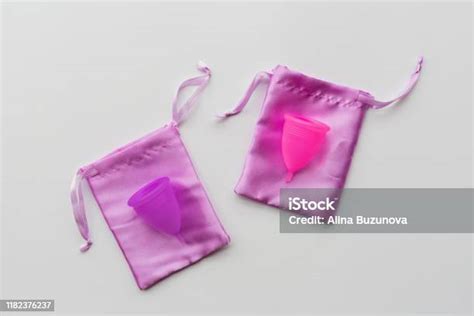 백서 배경에 생리컵 대체 여성 위생 제품 기간 동안 여성 건강 개념입니다 공간을 복사합니다 환경 친화적 인 개념 제로 폐기물