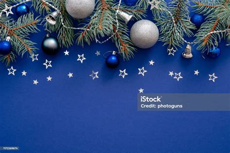 크리스마스 휴일 구성 크리스마스 장식 선물 복사 공간 어두운 파란색 배경에 Baubles 배너 모형 엽서 플랫 레이 상단보기 오버 헤드 겨울 휴가 Xmas 개념입니다