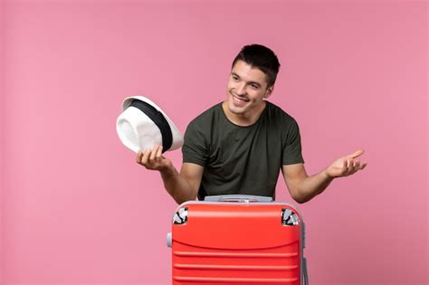 Jovem Do Sexo Masculino Em F Rias Segurando Um Chap U E Cumprimentando Algu M No Espa O Rosa